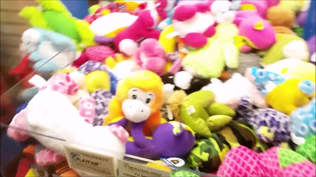 Weird Arcade Claw Machine Action! 9 Prizes! - YouTube