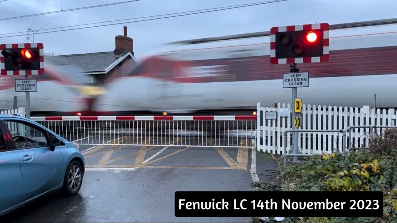Fenwick Level Crossing 14/10/2023 - YouTube