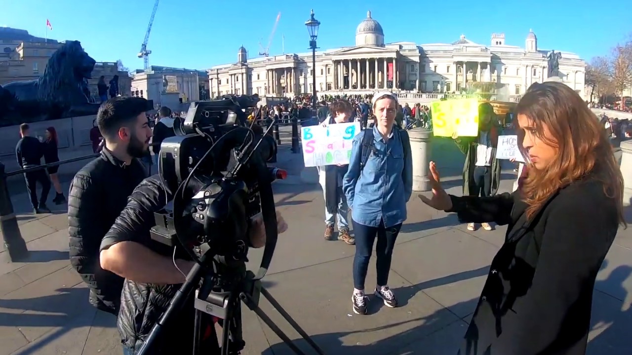 Four women protest in London, in support of Shamima Begum. - YouTube