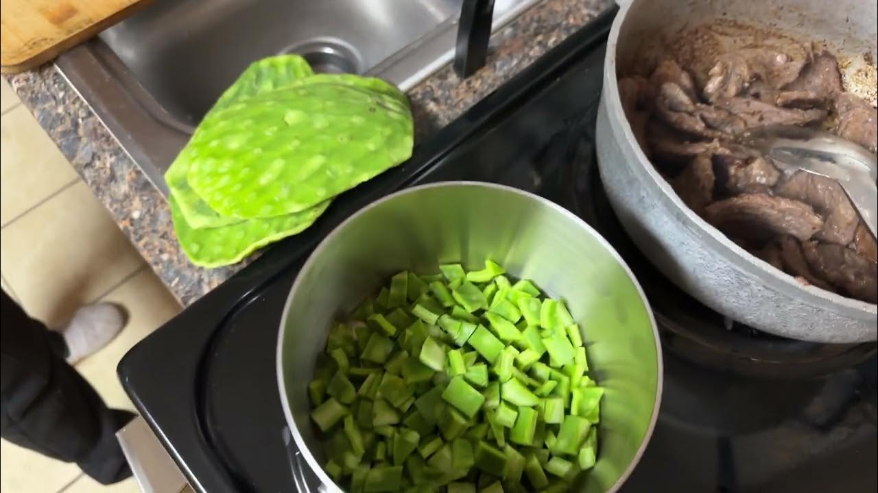 Cocine bistec con nopales en salsa verde - YouTube