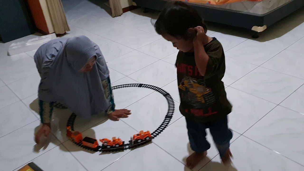 Muhammad Dzaky Abdur Rahman Kaaffah nganyari kereta api(3) - YouTube