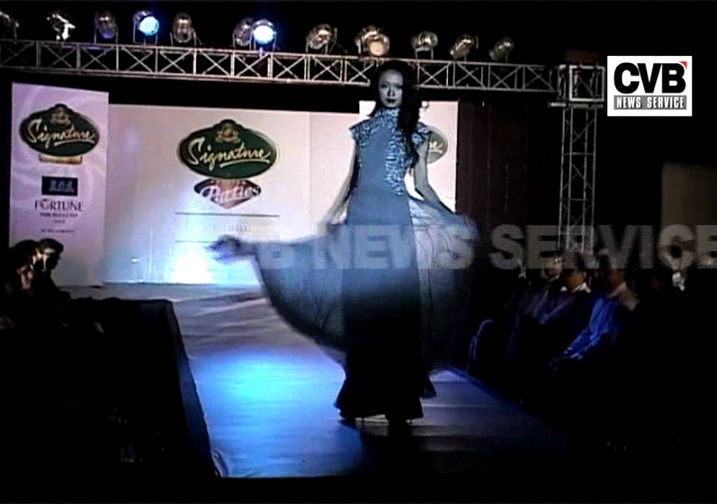 MODELS WALK THE RAMP IN A FASHION SHOW IN JAIPUR - YouTube