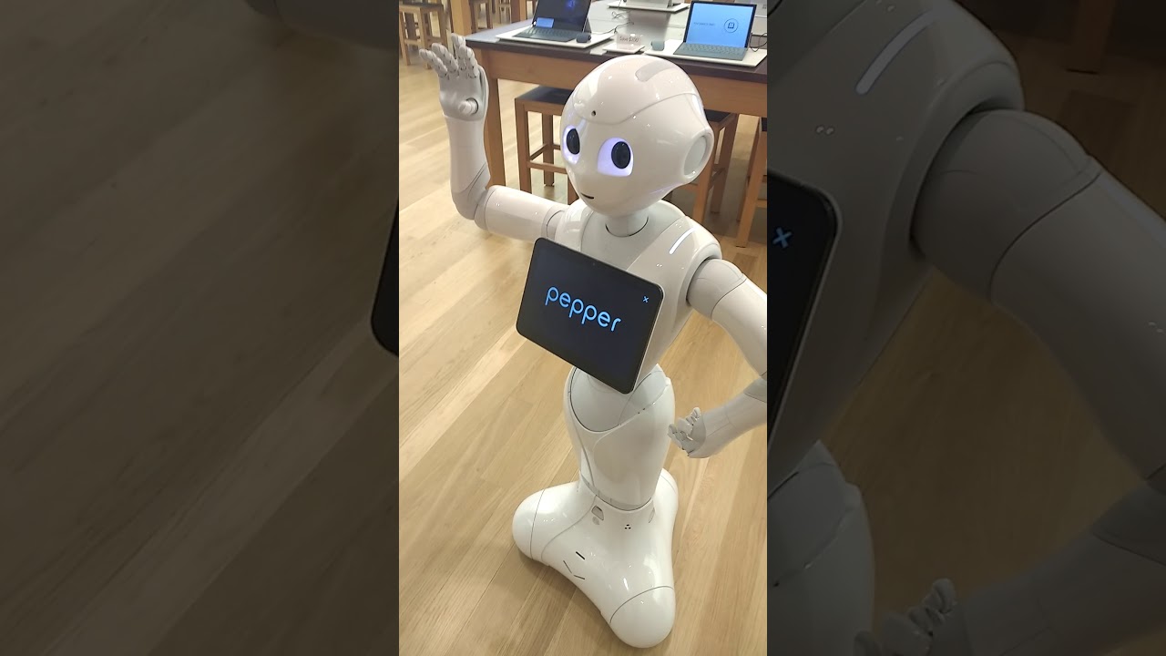 Microsoft robot at the Mall of America in the Microsoft Store - YouTube