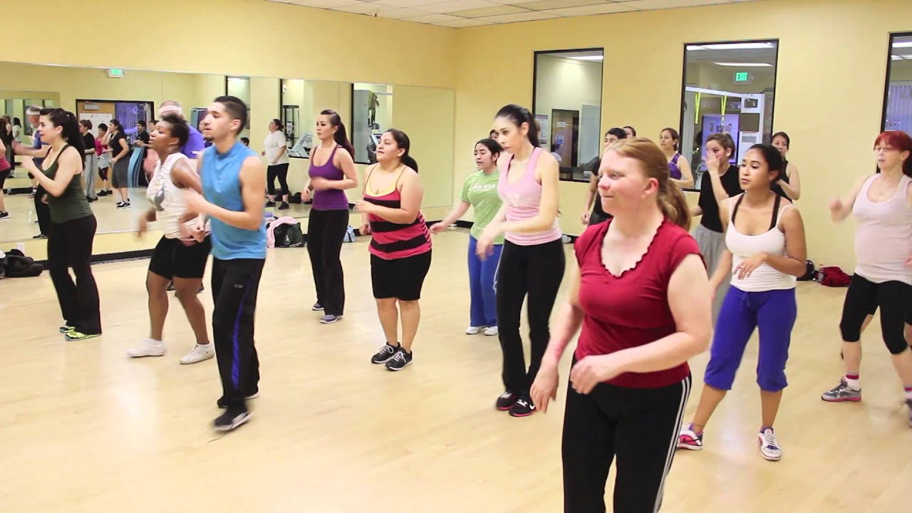 ZUMBA® Fitness Class with Genaro Sanchez "Junior" - Merengue - YouTube