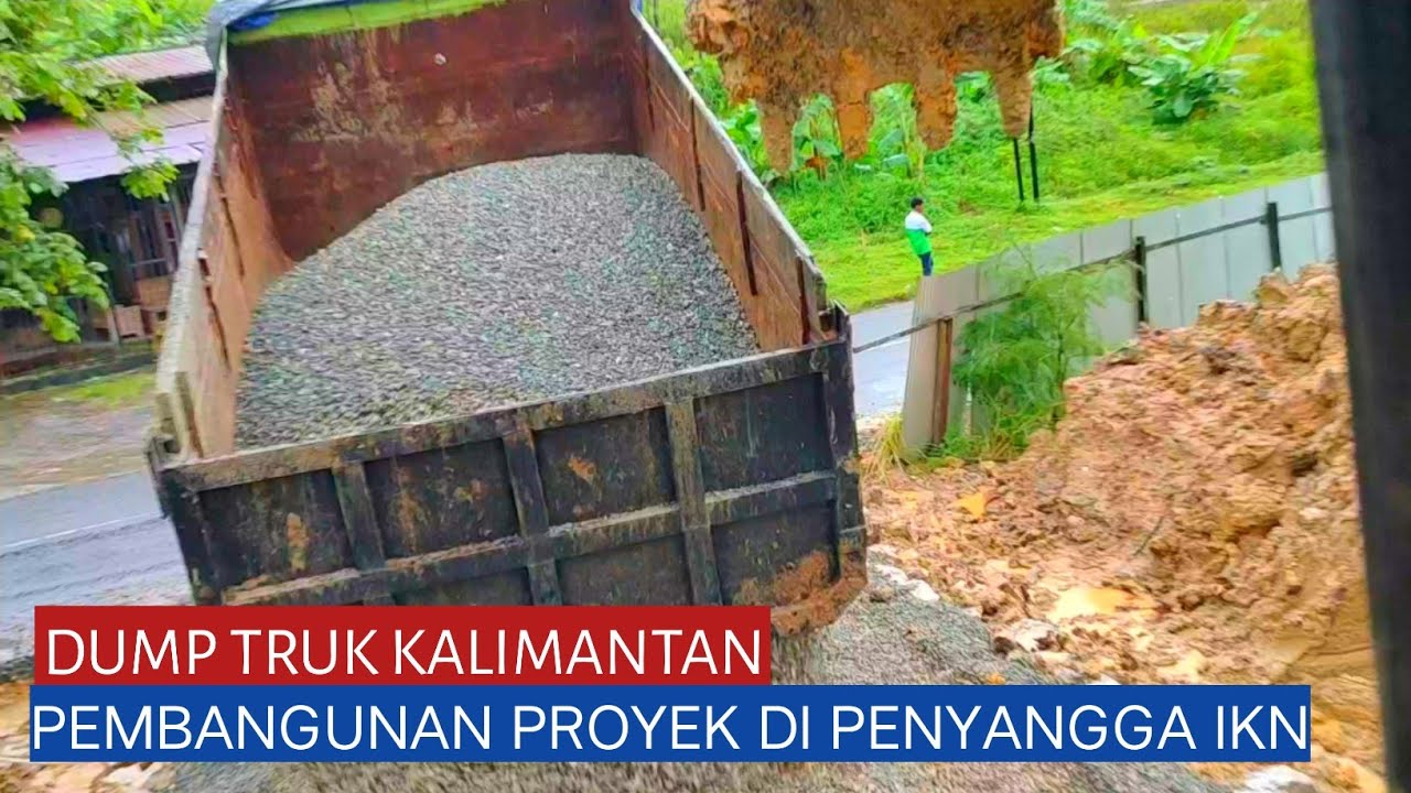 DUMP TRUK BONGKAR MUATAN BATU SPLIT DI PROYEK PENYANGGA IKN NUSANTARA ...