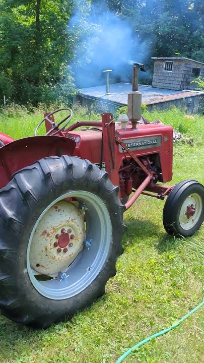 IH B414 diesel idling away blowin' smoke! #1963IHdiesel #vintageIHtractor # ...