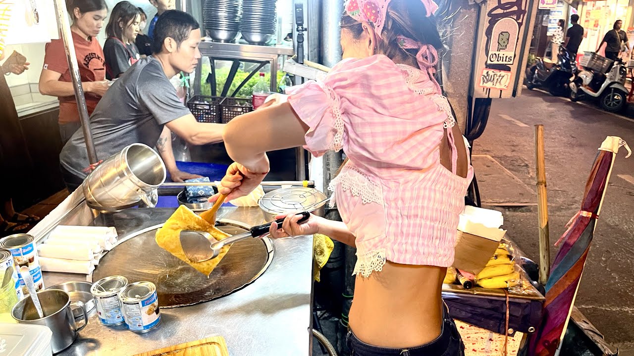Roti Lady Bangkok - How Puy Roti Lady Set Up Her Stall - Thai street ...