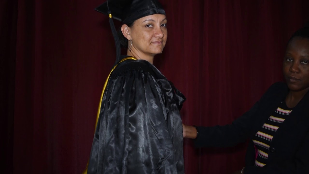 How to wear your UniSey graduation gown. - YouTube