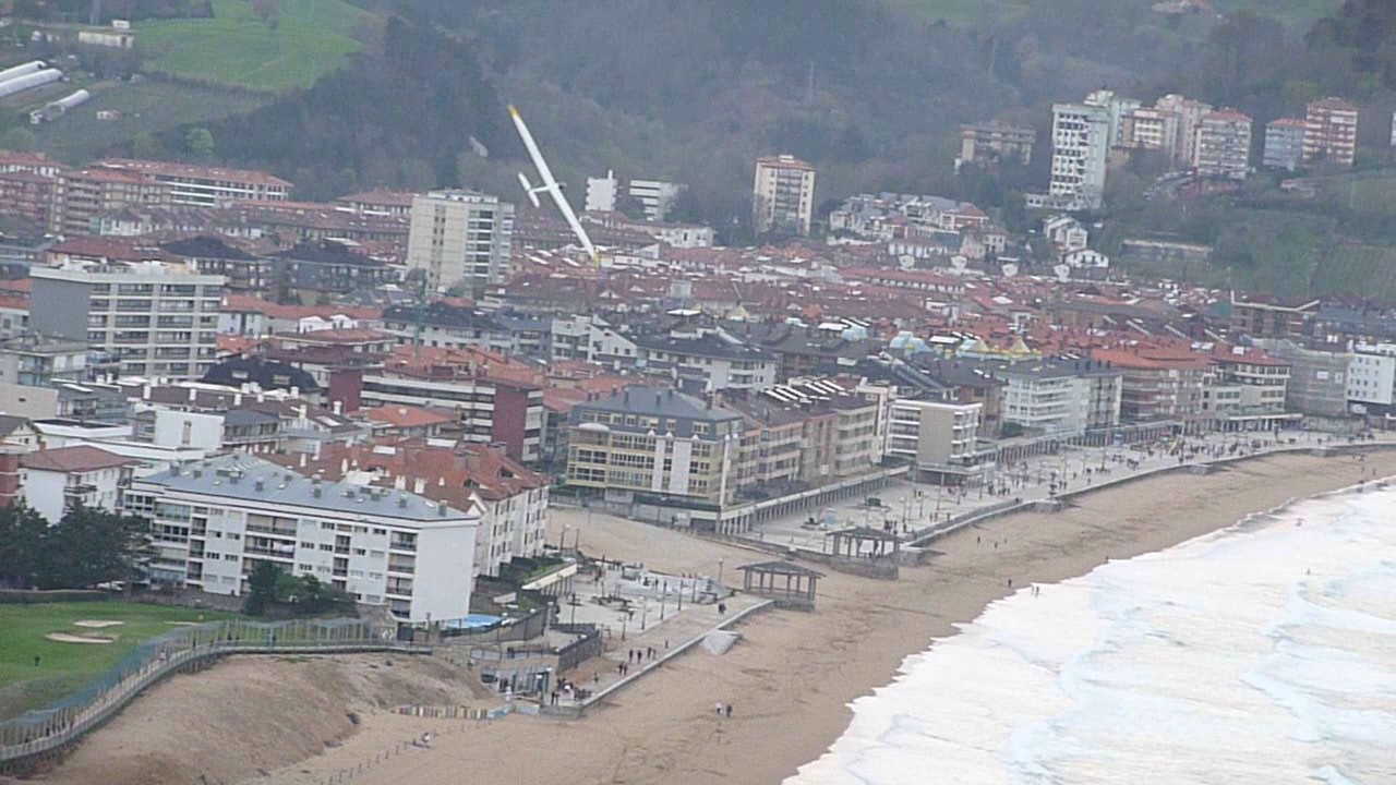 Valenta Volcano volando bajo el horizonte - YouTube