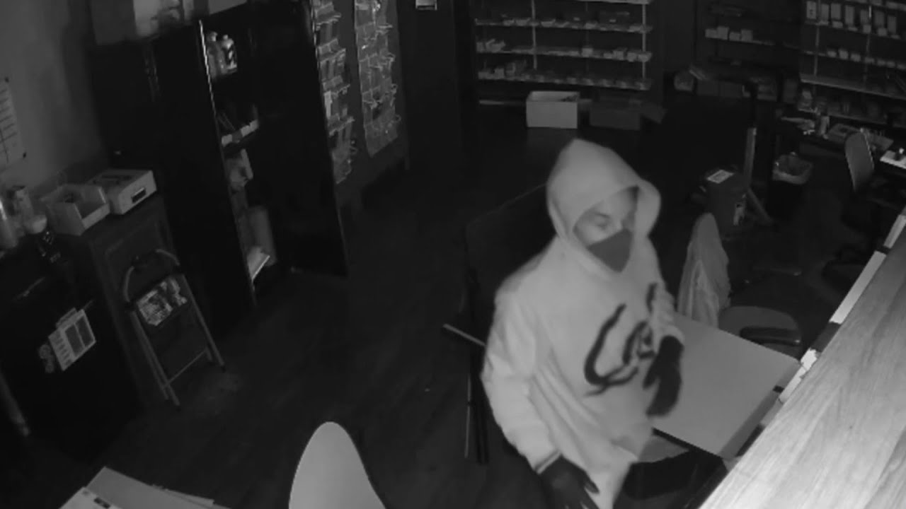Police search for brazen burglar caught on camera - YouTube