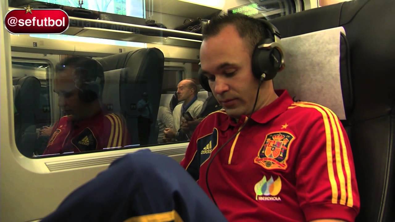 Así ha llegado Andrés Iniesta a Albacete - YouTube