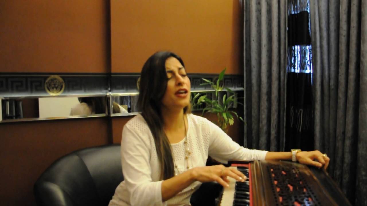 Preety Bhalla Singing BADA NATKHAT HAI RE - YouTube