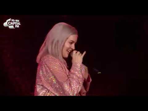 Bikin gagal fokus artis ini konser memakai bikini