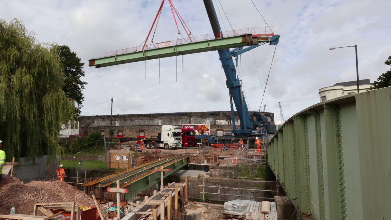 Timelapse of new MetroBus bridge on Bathurst Basin, Bristol - YouTube