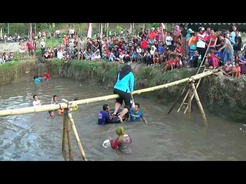 Wanita Cantik Lomba Gepuk Guling Kemerdekaan Indonesia