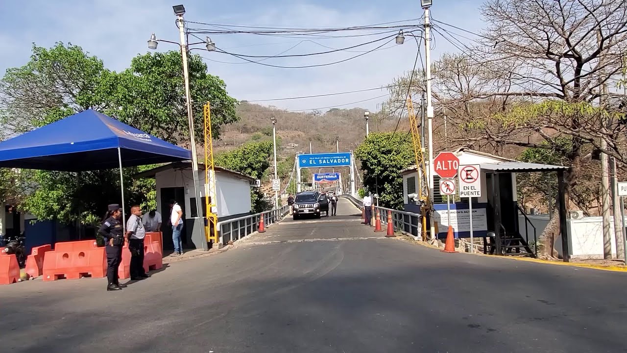 Panorama de turistas en frontera Las Chinamas - YouTube