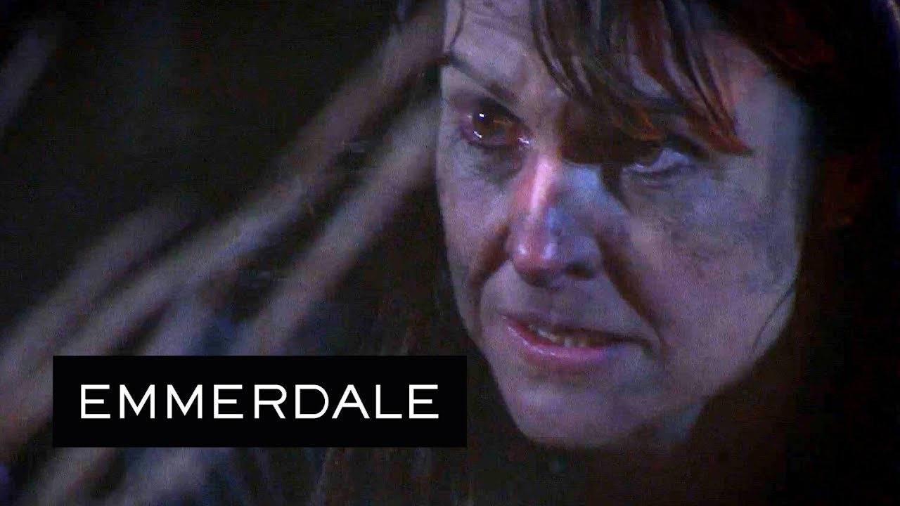 Emmerdale - Emma Delivers Moira's Baby as the Barn Burns - YouTube