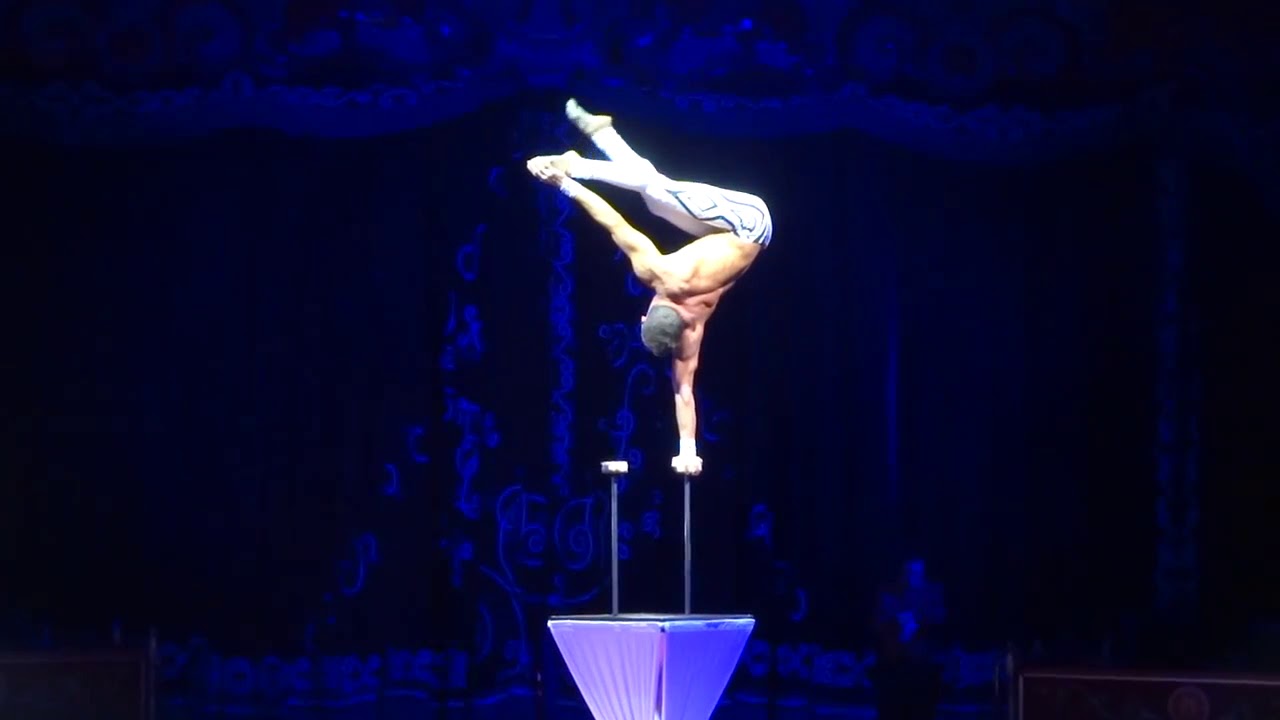 Hand Stand performance in Circo - YouTube