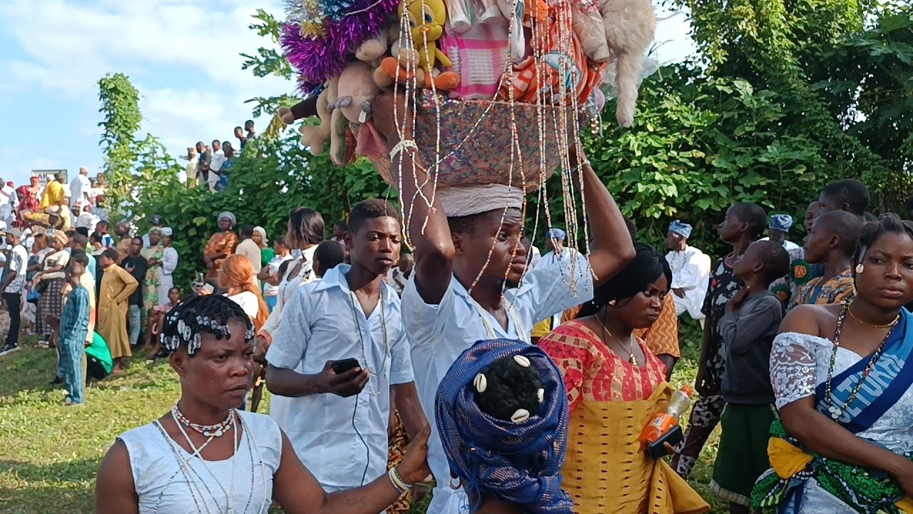 WATCH HOW SEVERAL ARUGBA FAINT AS THEY DROP THE SACRED IGBA ON THEIR ...