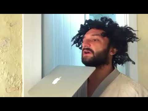 Ergenliğe giren çocuğa mikrofon uzatmak  Aykut Elmas