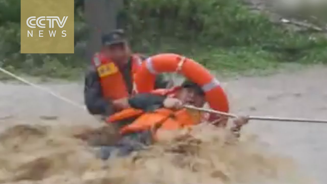 Brave soldier saves fellow during flood rescue - YouTube