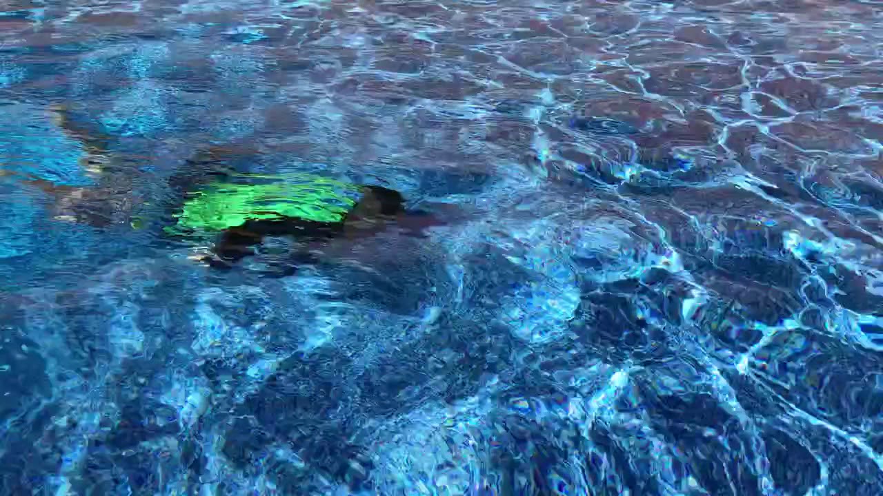 Alex swimming the length of the pool under water! - YouTube