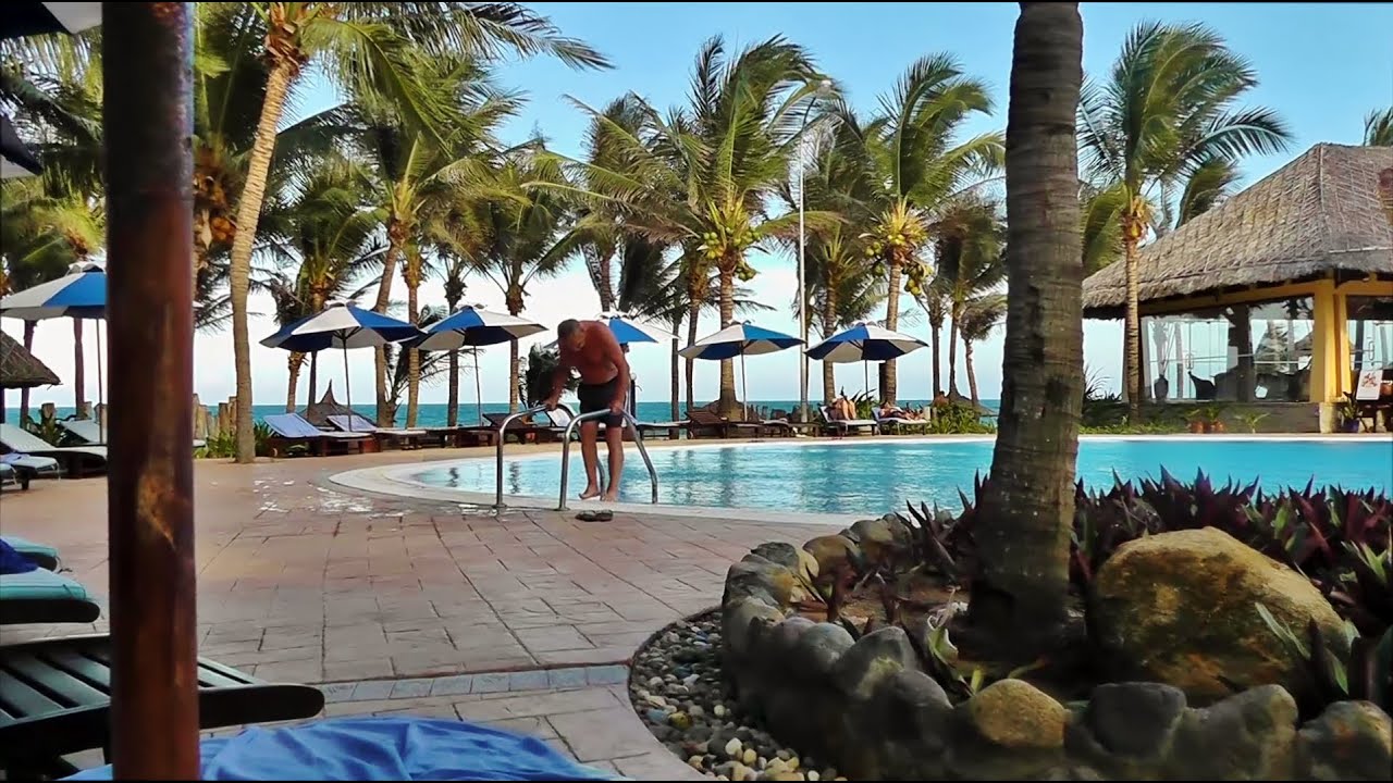 Vietnam: Pandanus Resort, Pool und Entertainer Atti - YouTube