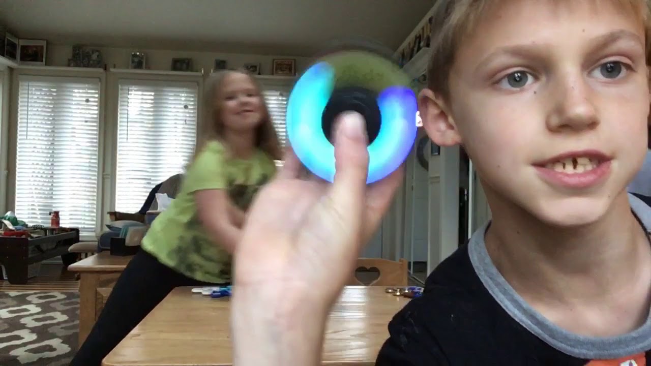 Brother vs Sister Battle fidget spinner challenge - YouTube