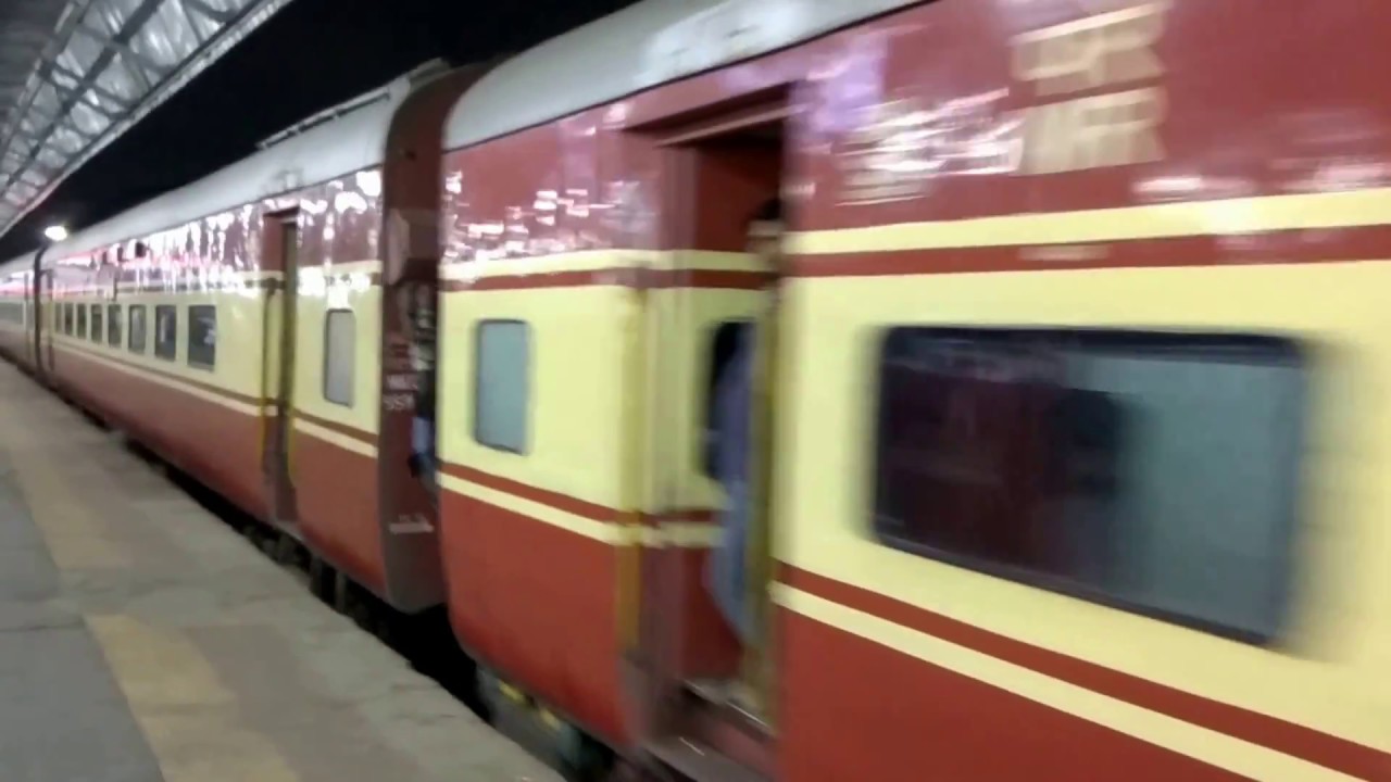 22903/Mumbai Bandra (T.) - Bhuj AC SuperFast Express - Bandra Terminus ...