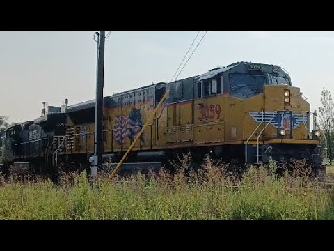 UP 3059 Leads CSX S997, an Empty Windmill Train, through Terre Haute, IN - YouTube
