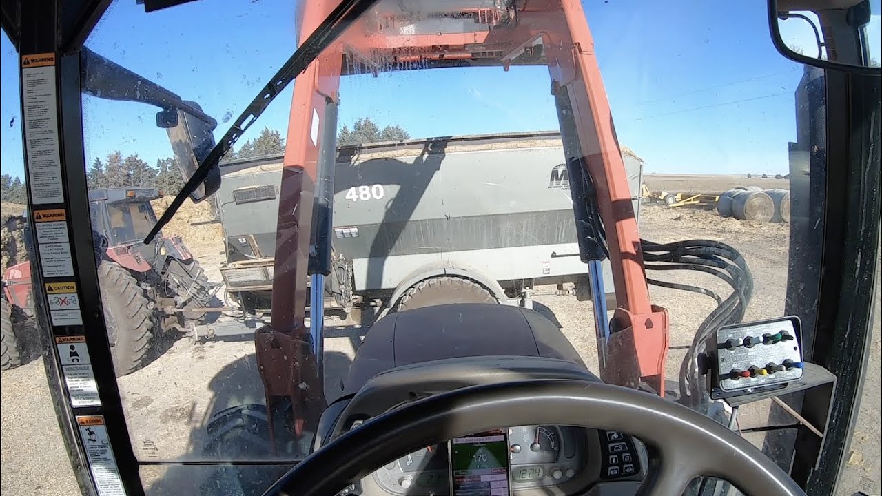 Reading bunks LOADING tmr Feeding TMR - YouTube