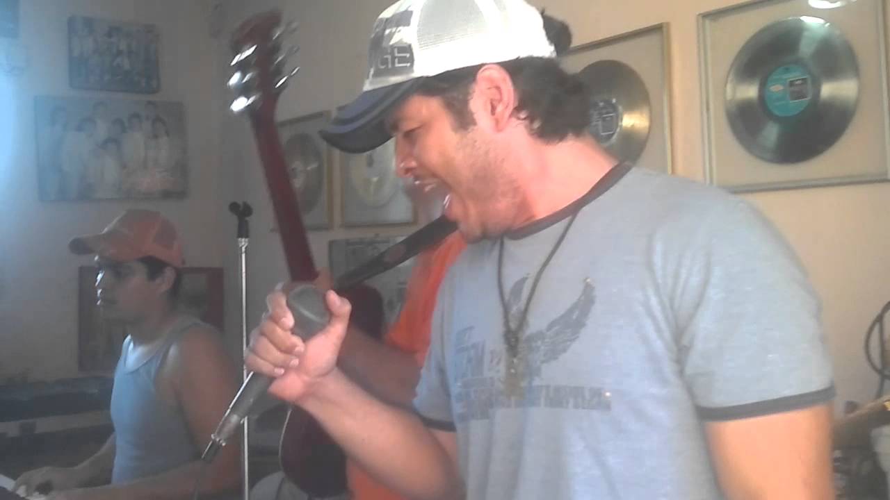 Martin Serrano - Dime con quien - (casero) en vivo - (Los Yonics) 2012 ...