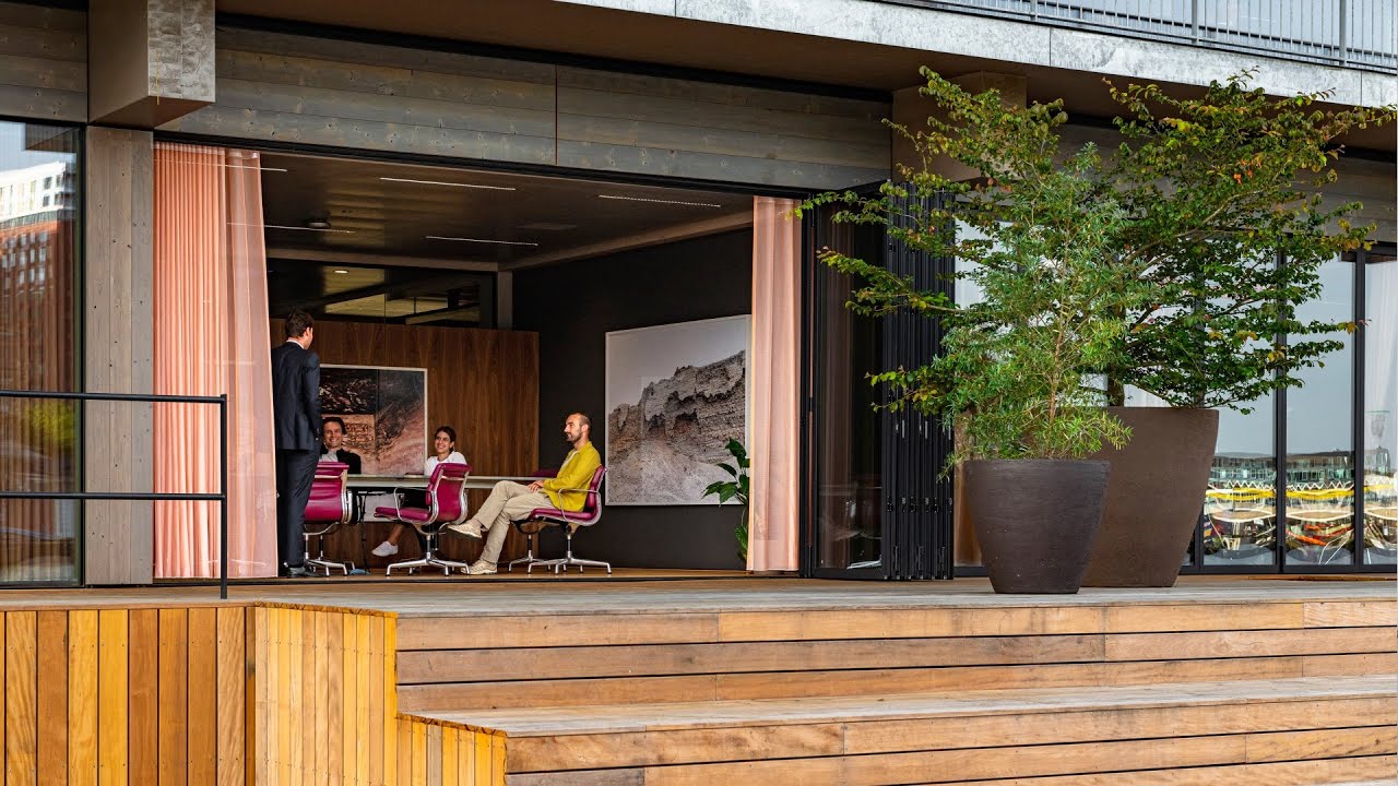 This floating office in Rotterdam is prepared for the future - YouTube