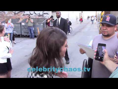 Masters of Sex actress Lizzy Caplan having fun with fan from New Zealand on face time