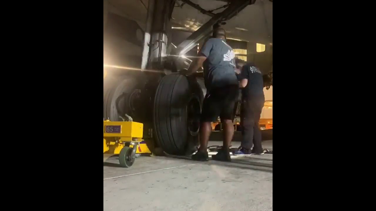 Airbus A321 Brake Change - YouTube