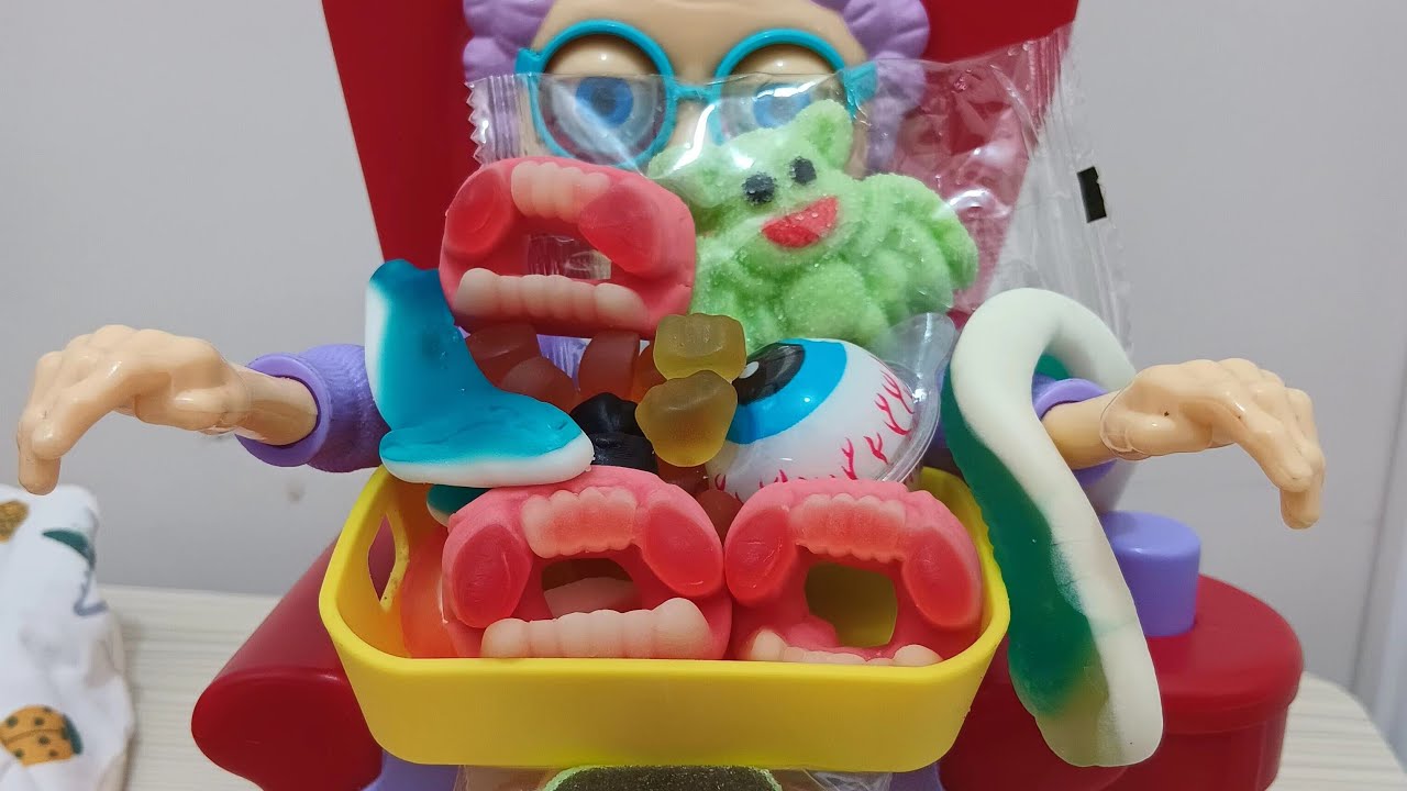 ASMR🏄‍♀️LETS PLAY TEETH GUMMIES EYEBALL GUMMIES SHARK GUMMIES SNAKE ...