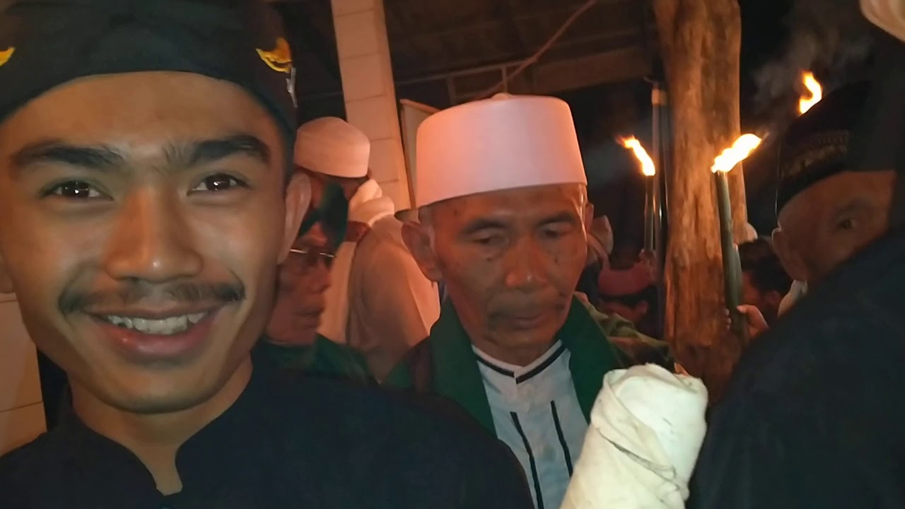 pesta obor ngalungsur pusaka makam godog garut 2019 - YouTube