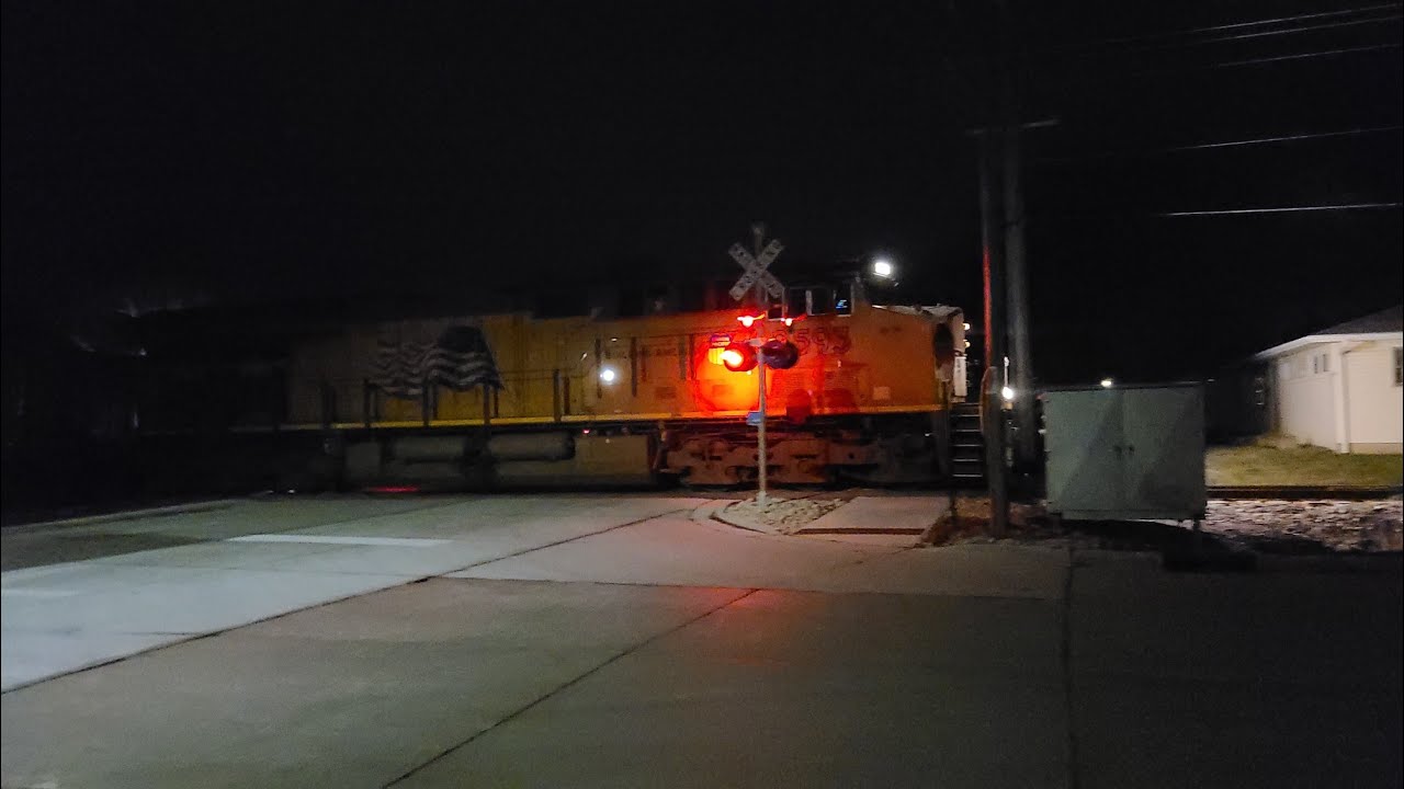 T4 GE Leads Sheboygan Coal Loads on the Edgewater Spur 11-16-2022 - YouTube