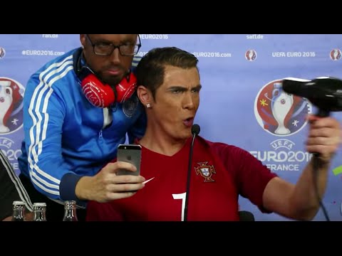 Cristiano Ronaldo GALA - Selfie auf Pressekonferenz mit Jerome Boateng