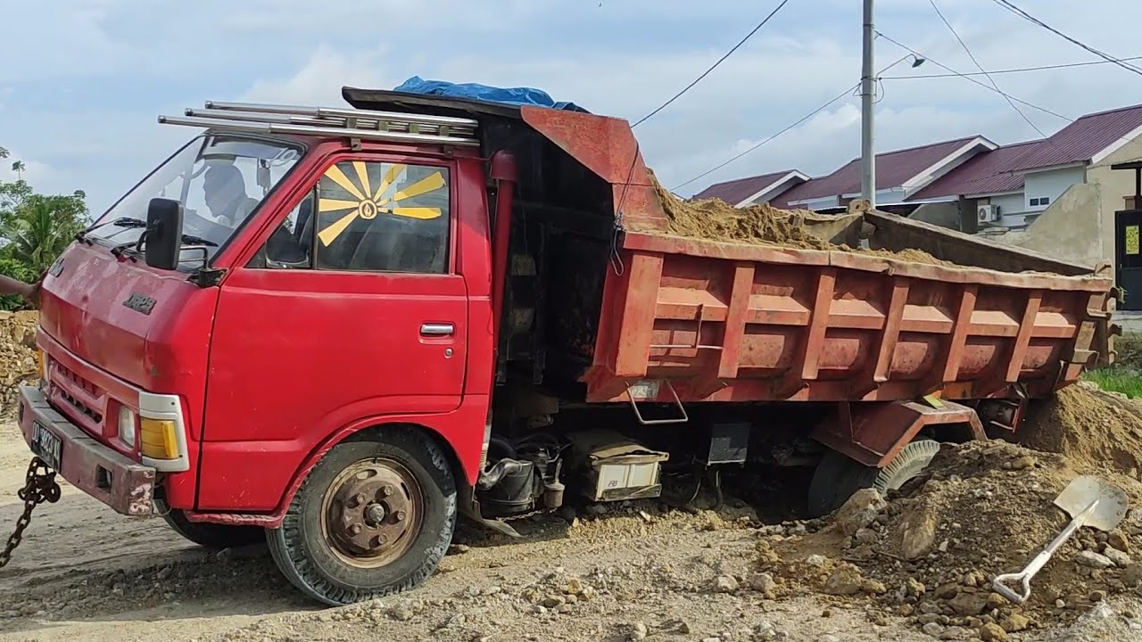 mobil tongkang dam truk jomplang muat tanah timbunan - YouTube