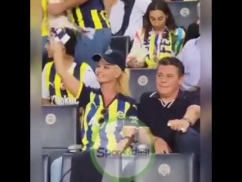 Eşiyle birlikte Fenerbahçe maçını izleyen Müge Anlı, tezahüratlara eşlik etti.