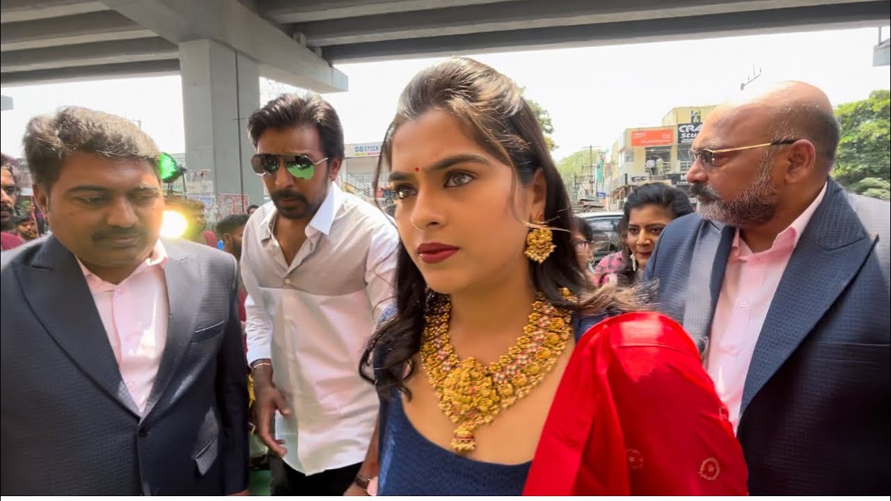 Balagam Movie Hero Priyadarshi,Kavya kalyanram grand entry at 4th store ...