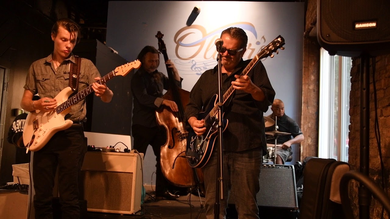 Sean Carney "Look On Yonders Wall" ( Elmore James ) - YouTube