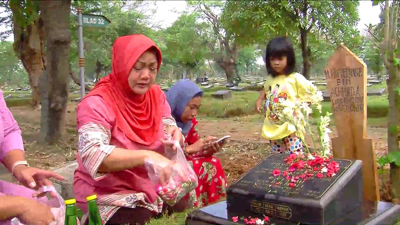 Ziarah Makam Anak, Tati Cuek Belum Bisa Lupakan Alm. Sang Anak ...