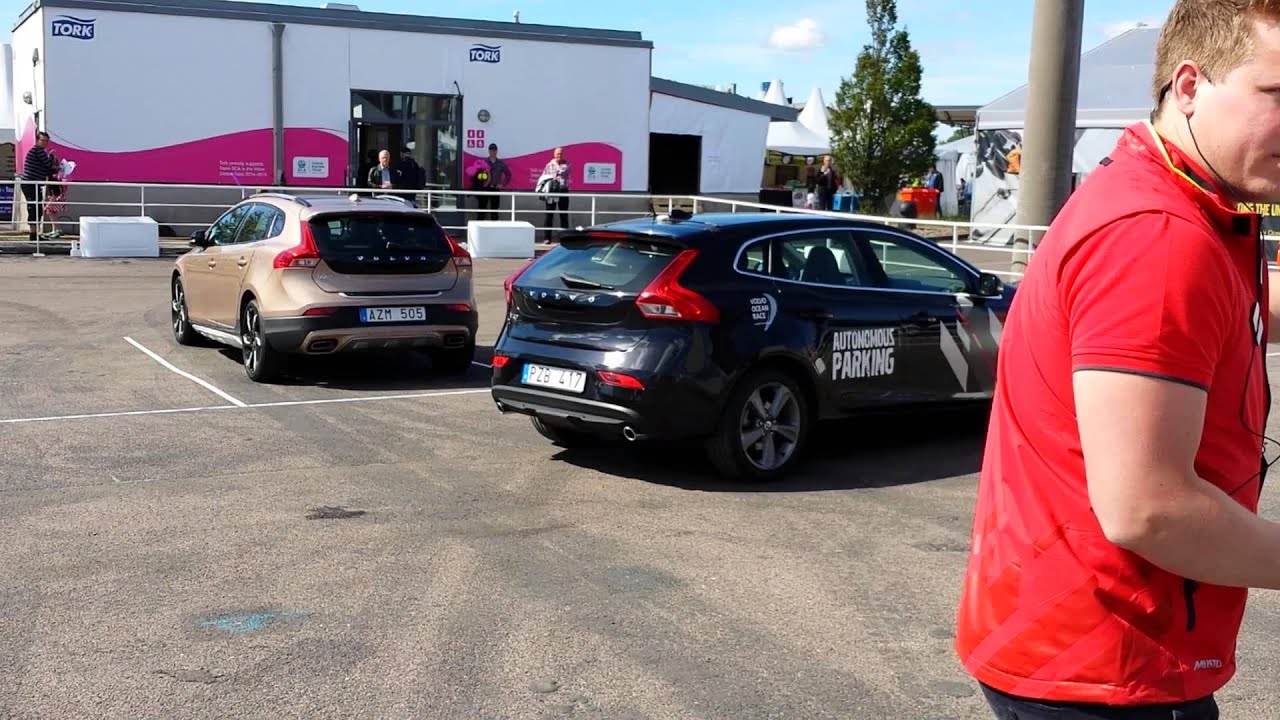 Volvo V40 autonomous parking - YouTube