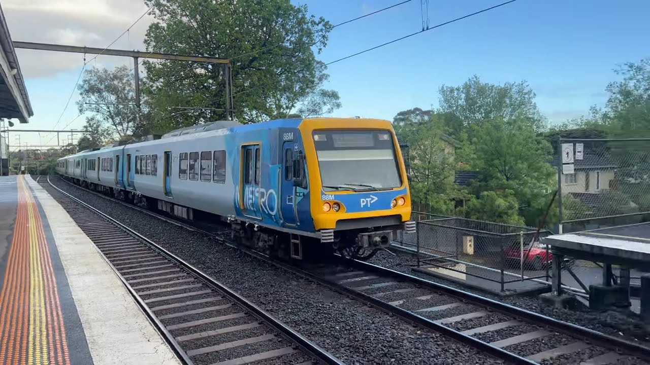 Metro X'Trapolis Speeds Through Chatham Station to Lilydale - Low Note ...