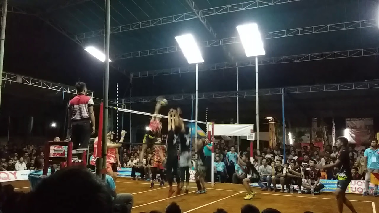 BINTANG LAPANGAN TRIAJI MALANG GETARKAN LAPANGAN GARUDA - YouTube