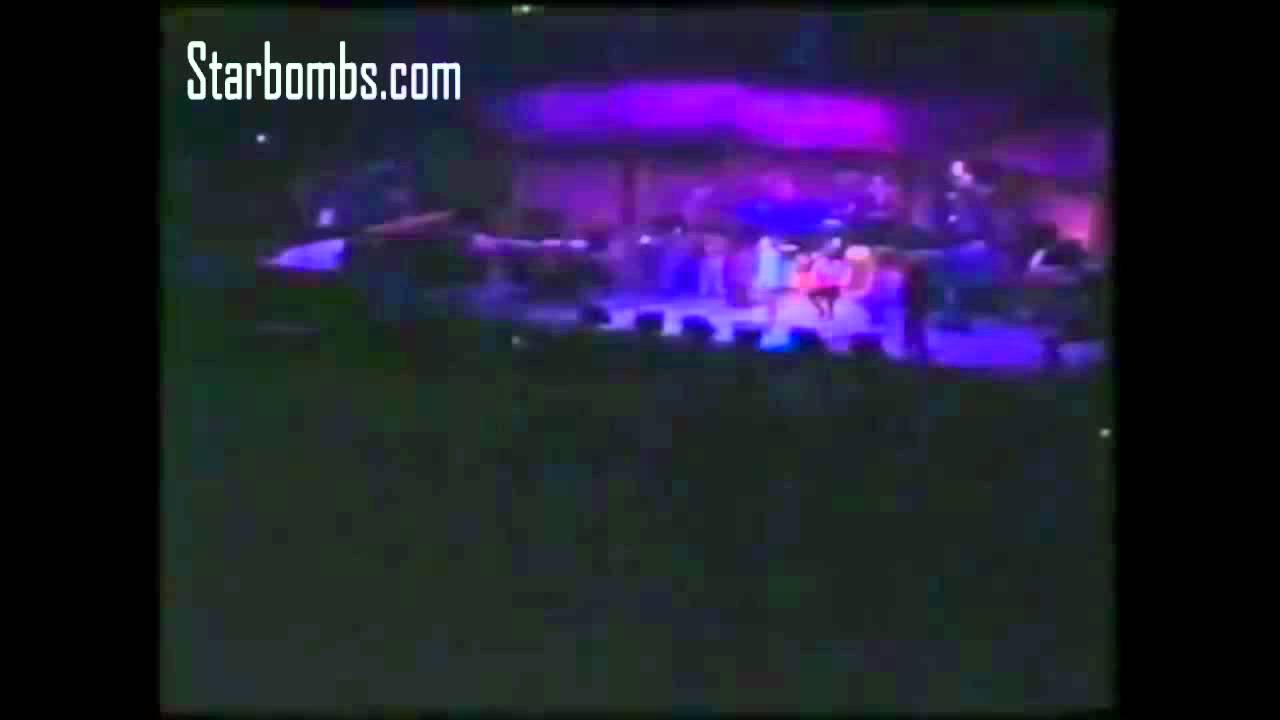 Sinead O'Connor Gets Booed Off Stage - YouTube