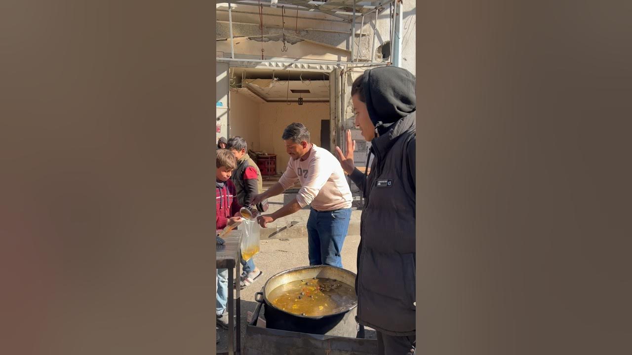 يعني احنا عايشين عيشة فش منها في العالم تخيلوا العضم بضل اسبوع يعمل علئ المرقة 💔 غزة Youtube