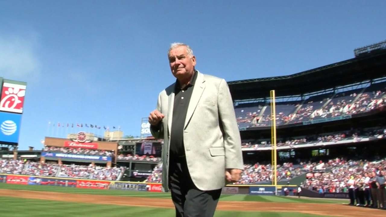 WSH@ATL: Bobby Cox throws ceremonial first pitch - YouTube